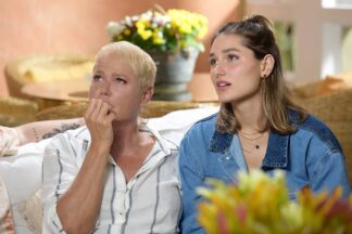 Xuxa chora com carta de Sasha - Portal Área VIP