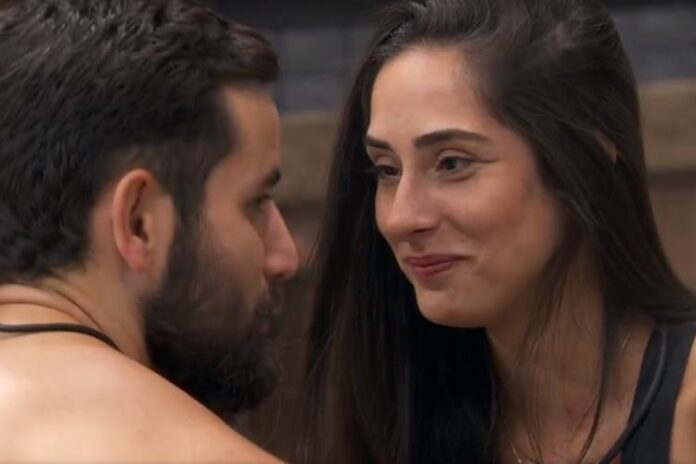 Matteus e Deniziane trocam carícias no BBB24, e o brother afirma: ''A gente vai dar bastante ...