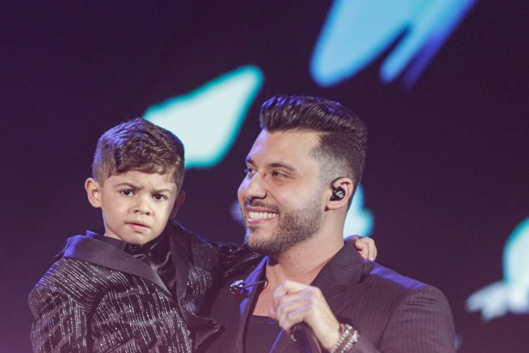 Leo, filho de Marília Mendonça e Murilo Huff, sobe no palco durante ...