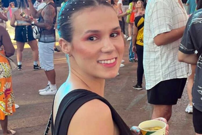 Mulher que se recusou a trocar de assento em avião ultrapassa 1 milhão ...