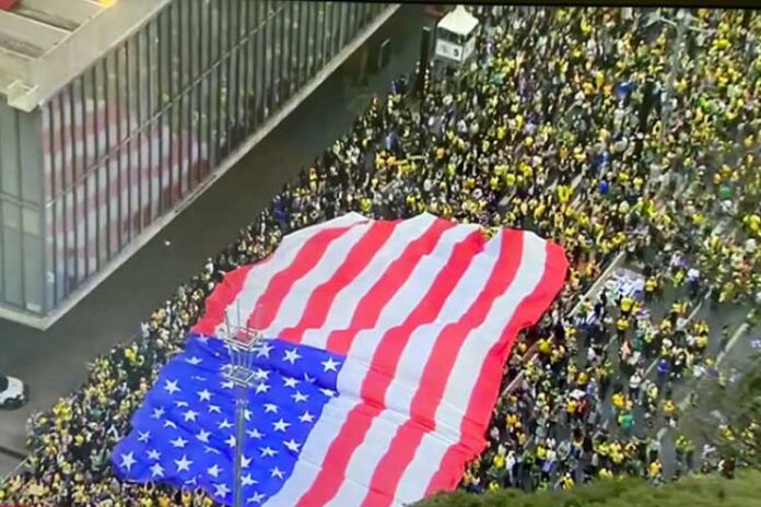Bandeira dos EUA durante ato pro-anistia na Paulista divide opiniões na ...