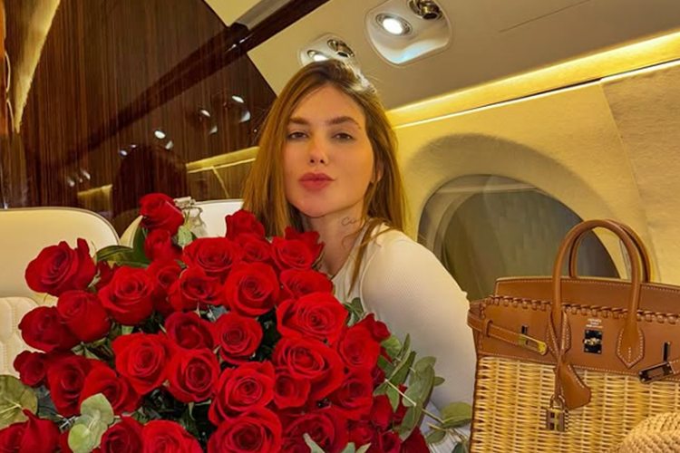 Após flagra com Vinicius Júnior, Virginia Fonseca surge em jatinho e exibe buquê de rosas ...