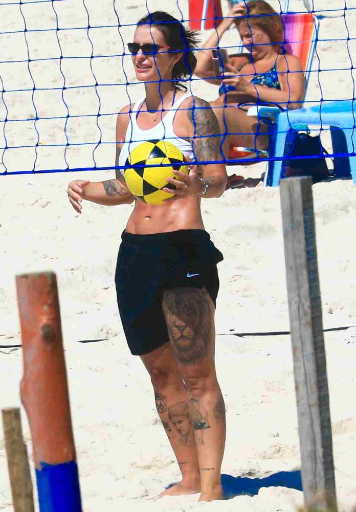 Jade Picon aproveita segunda de sol e exibe tanquinho em praia no Rio ...