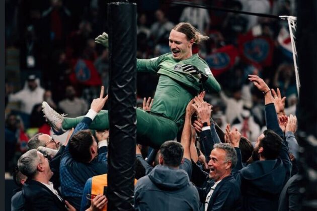 Goleiro do Psg faz uma toalha com os detalhes de cada jogador do ...