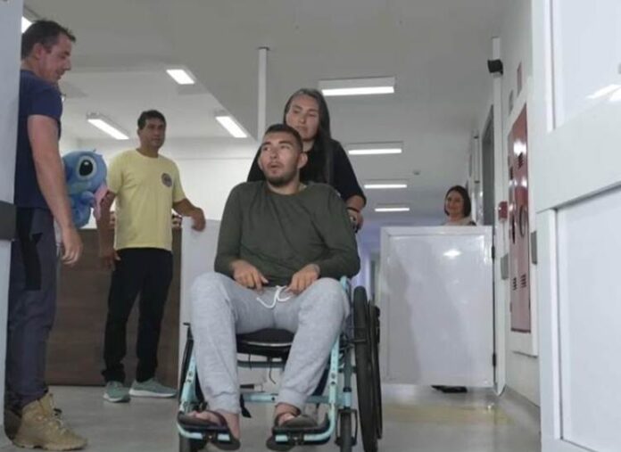 Domingo Espetacular entrevista Roberto Thomaz, jovem que sobreviveu no ...