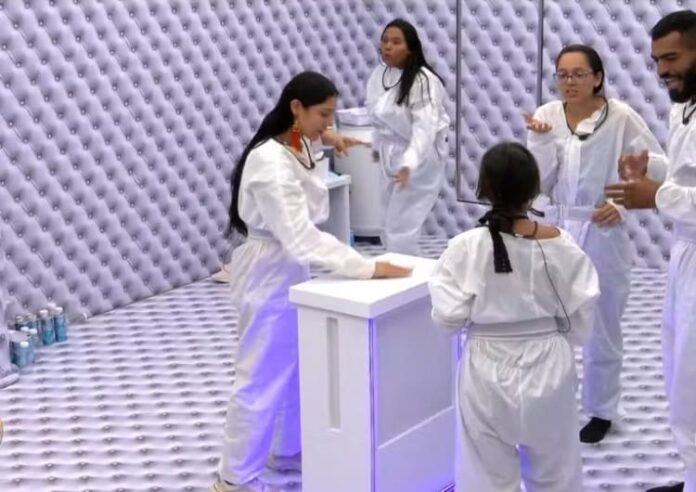 BBB26: Quarto Branco - Livia aperta o botão vermelho em troca de R$ 50 ...