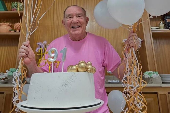Renato Aragão completa 91 anos e ganha bolo da família - Portal Área VIP