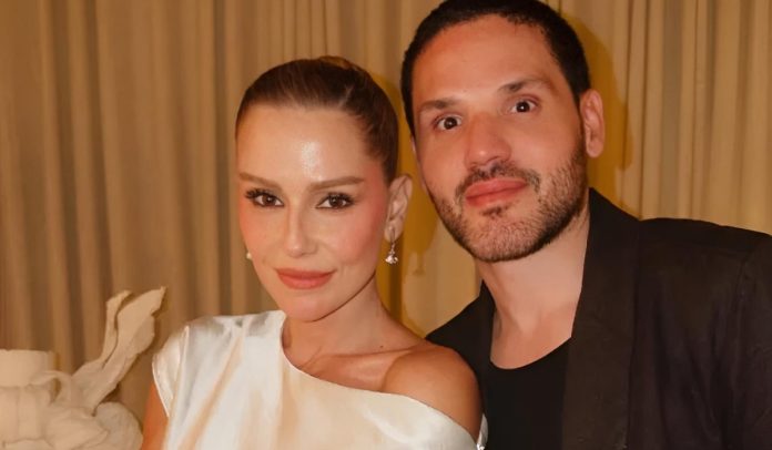Após divórcio com Hugo Moura, Deborah Secco está noiva - Portal Área VIP